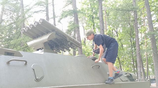 залезаю на БТР