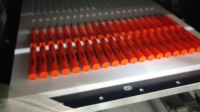 уф печать на оранжевых ручках Вашего логотипа на заказ. Изготовление и нанесение логотипа на ручки.