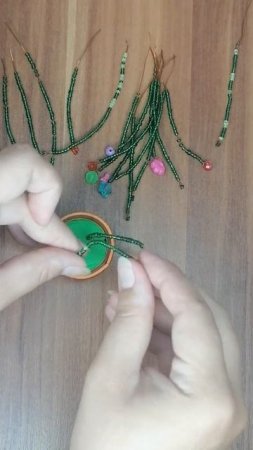Хитрый цветочек: растение из бисера своими руками  #diy #рукоделие #shorts #бисер