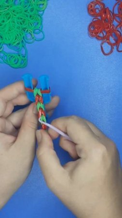 Изящное плетение: новогодний браслет своими руками из резиночек