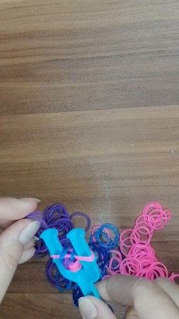 Чудесное плетение из резиночек: браслет своими руками  #плетение #diy #творчество #shorts  #tutorial