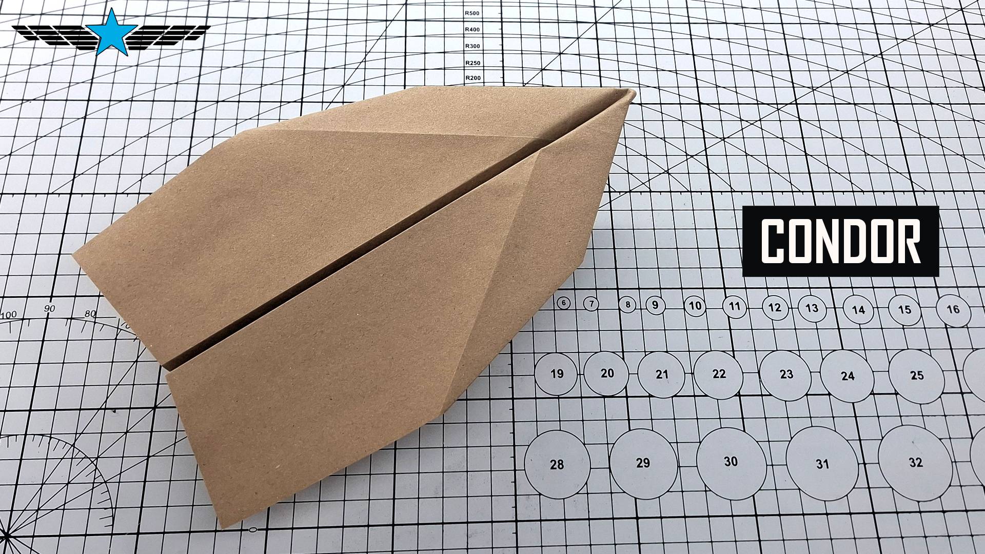 Ученые не могут объяснить, почему этот бумажный самолет так хорошо летает!