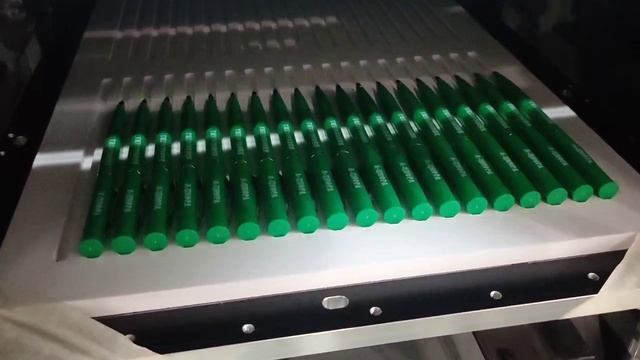 уф печать на зеленых ручках Вашего логотипа на заказ. Изготовление и нанесение логотипа на ручки.