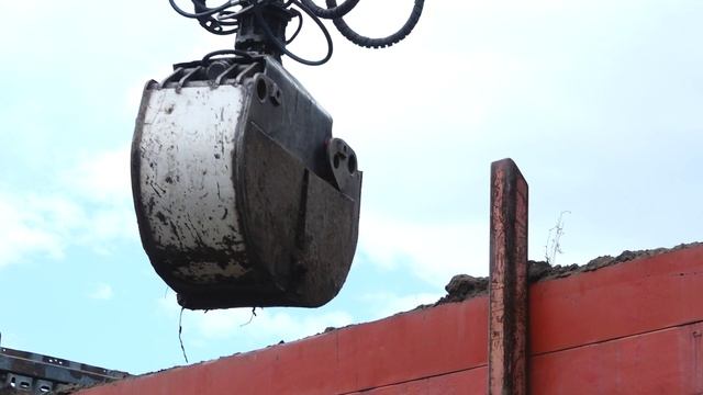 Изумрудные газоны, яркие клумбы и кустарники: подрядчик благоустраивает территорию по Маршала Жукова