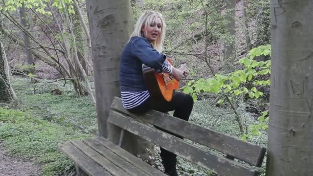 БЕЛАЯ ЛИЛИЯ - МАЛЬЧИШКА ИЗ СОСЕДНЕГО ДВОРА - ТАКАЯ СВЕТЛАЯ, НЕЖНАЯ ПЕСНЯ О ПЕРВОЙ ЛЮБВИ! 💖