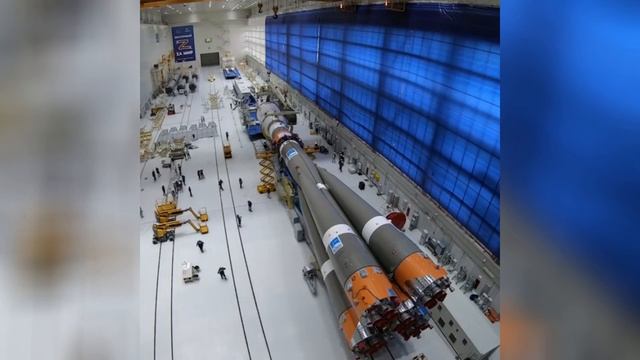 Сборка ракеты «Союз-2.1б» для запуска научных спутников