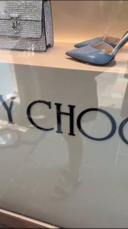 Сверкающие туфли и сумочка в итальянском магазине