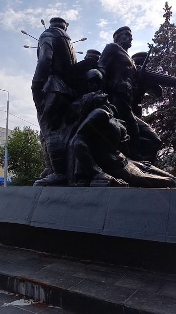 Красноармейцы и брат царя. Памятники рядом