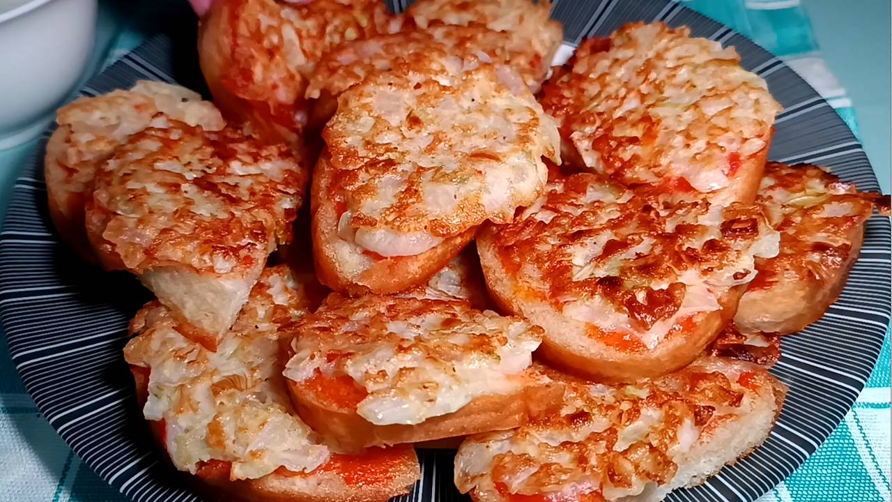 📌 Горячие бутерброды с луком на сковороде