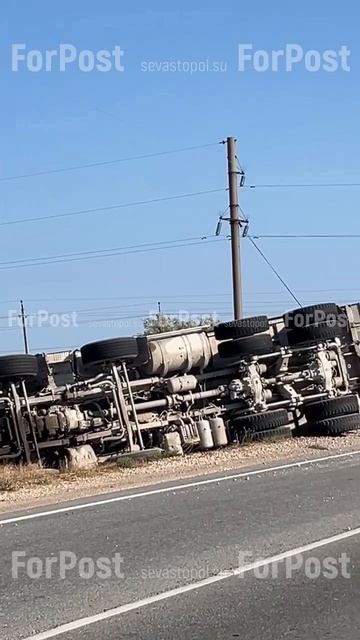На повороте под Севастополем перевернулся грузовик с песком