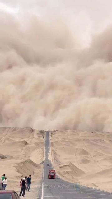 Китай. Движение густой тучи из песка в провинции Цинхай.