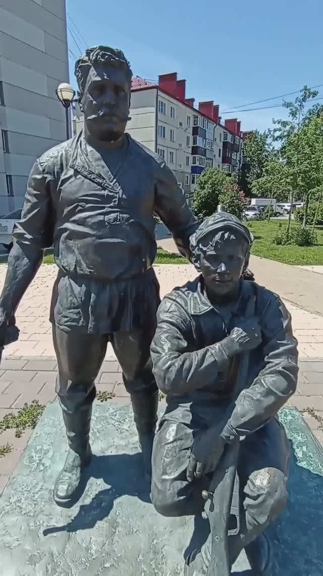 Скульптура киногероям из фильма "Белое солнце пустыни". Южно-Сахалинск