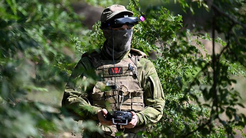 Оператор FPV-дрона уничтожил замаскированную гаубицу ВСУ в Сумской области