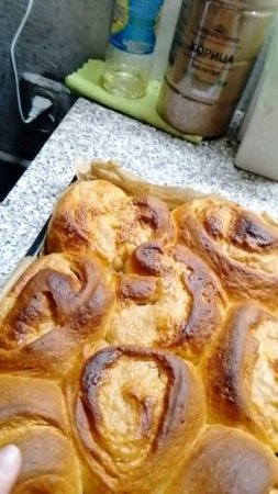 как же не побаловать любимова. Булочки с творогом и варëной сгущенкой