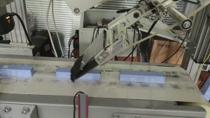 Экспериментальное нанесение этикетки на узкую коробку для косметики
