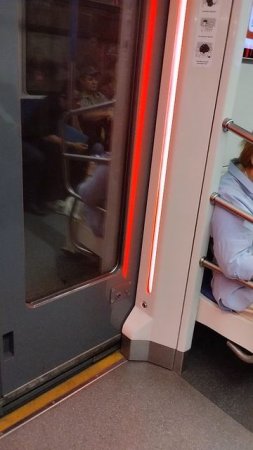 Я в Москве катаюсь на метро поезде