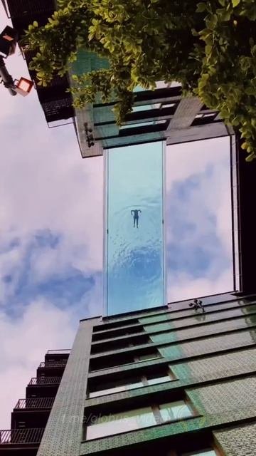 Лондон. Первый в мире подвесной бассейн.