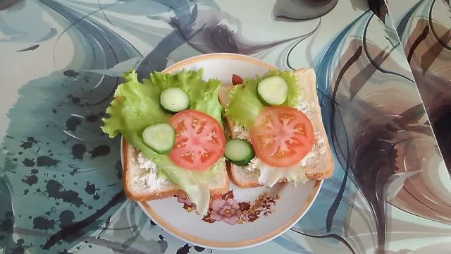 Сэндвич с творожным сыром и овощами.