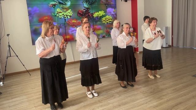 Танец с ложками