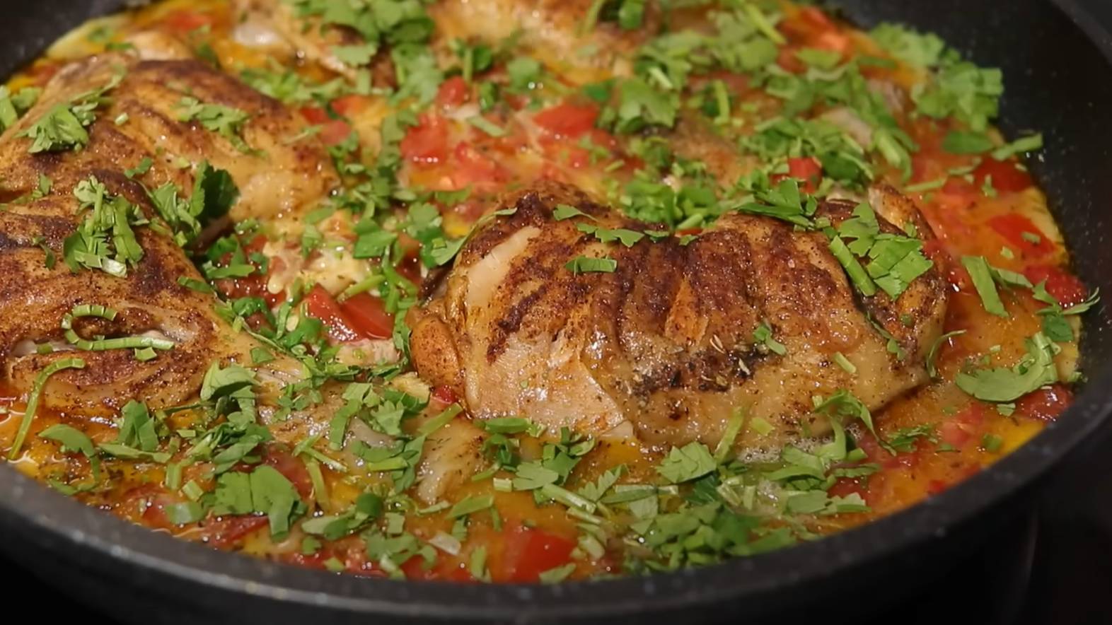 Куриные ножки в сковороде с яйцом и помидорами