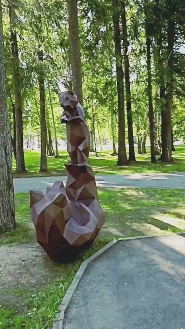 В парке скульптура мишек.mp4