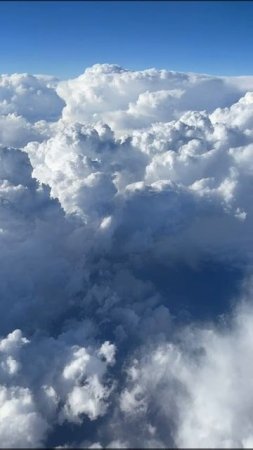 Пушистые облака из иллюминатора самолёта на рейсе Болонья-Стамбул