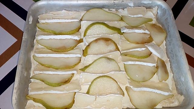 ✨ Нежный пирог с грушей и сыром "Camembert" — рецепт, который завирусился в TikTok! 🍐🧀