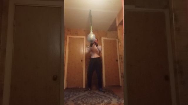 Тренировка по боксу во время качалки