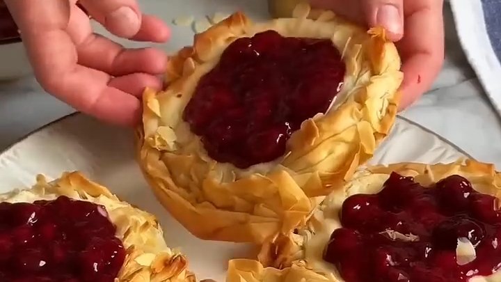 Хрустящие Мини-Чизкейки...🥧🍒😋    Рецепт в описании ✍️