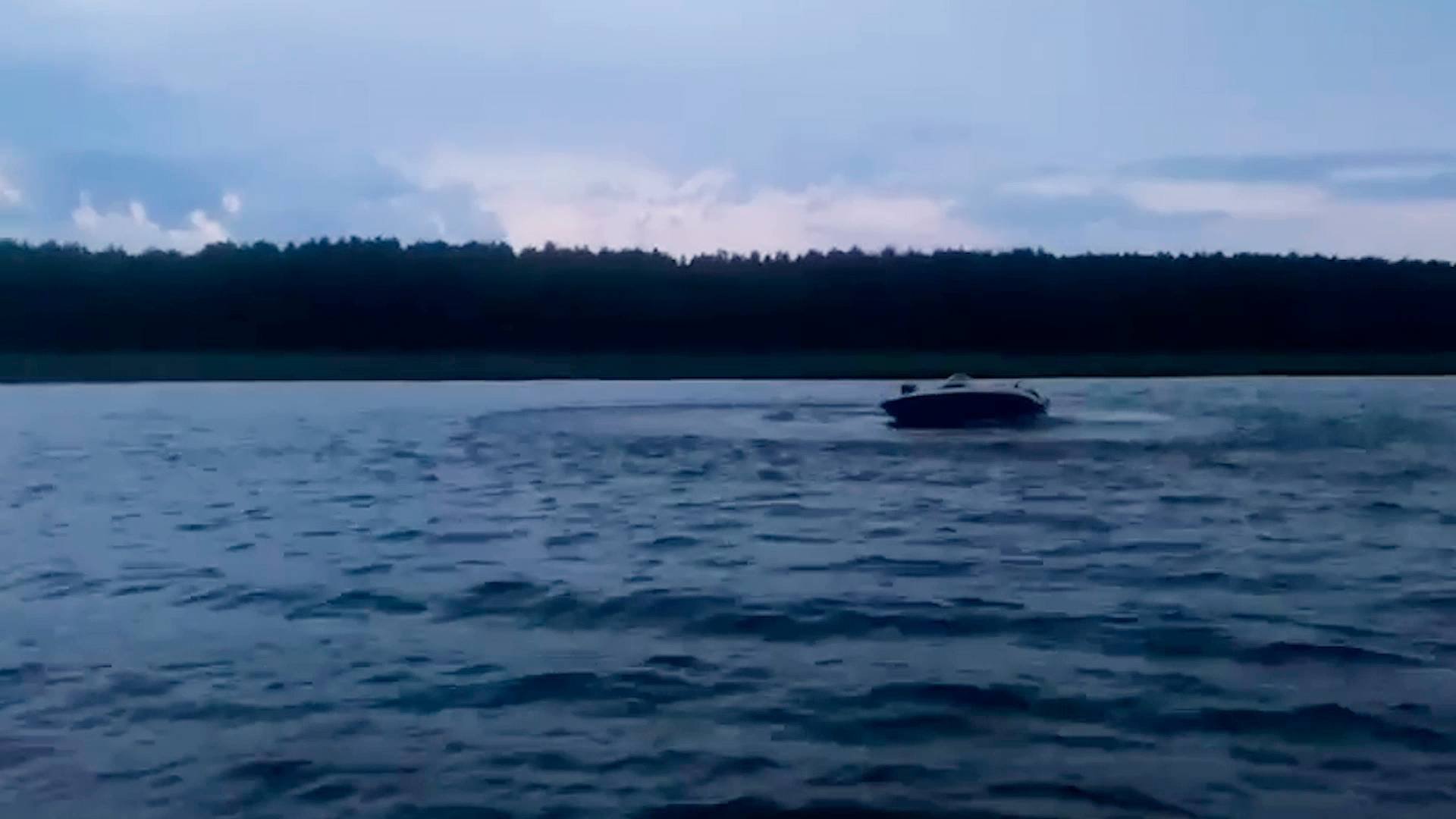 На Иваньковском водохранилище спасатели поймали "сбежавший" от владельца катер