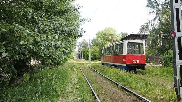 Трамвай в Томске (на путях в зарослях и с горкой).