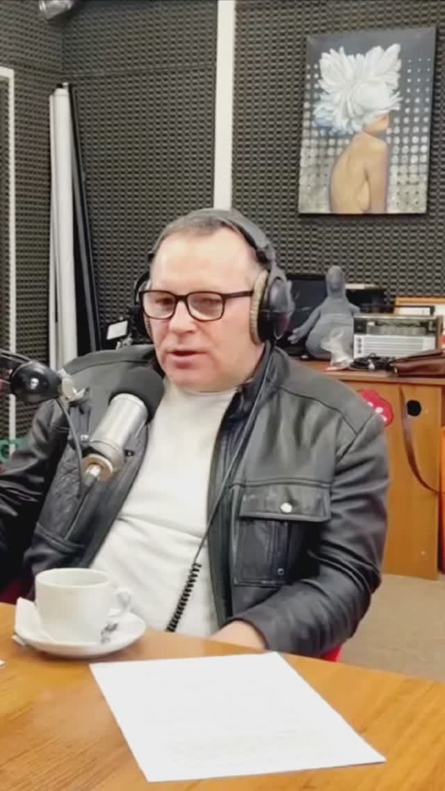 О чём поём в песне "Фиолетовый мяч" ? Говорит автор!