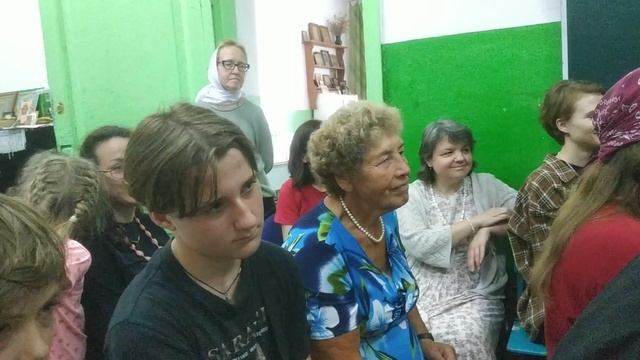 Народные мастера Лилия Макарова и Наталья Ильина показывают обряжение в народные головные уборы