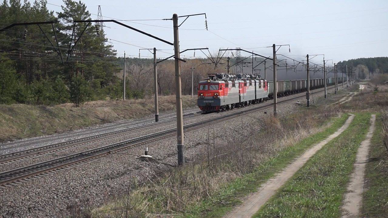 Электровоз ВЛ80С-1430/1848А с тучей угольной пыли.