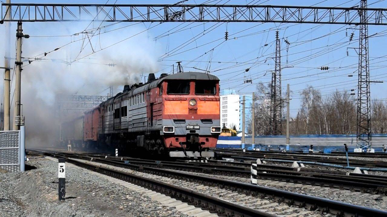 Тепловоз 2ТЭ10У-0460. Резвое отправление с белыми "медведями". Звук 10Д100.