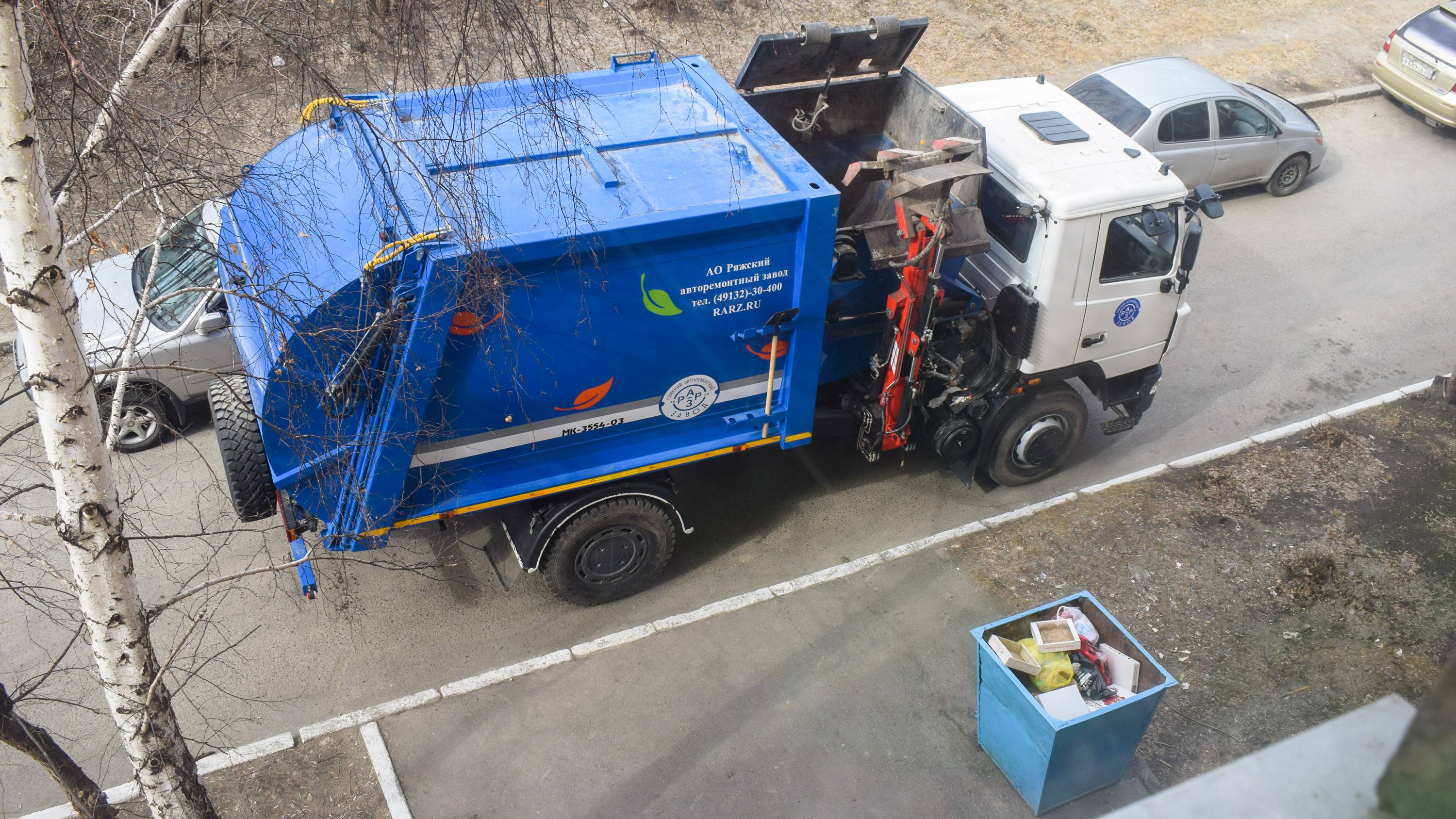 Мусоровоз МК-3554-03 на шасси МАЗ-5340C2 (В 688 АР 122) / Garbage truck MAZ-5340C2, work. (1080р)