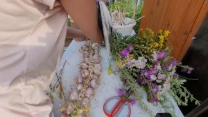 Плетем косу и венок из чеснока.
