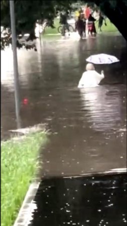 Уровень воды в некоторых местах после ливня в столице
