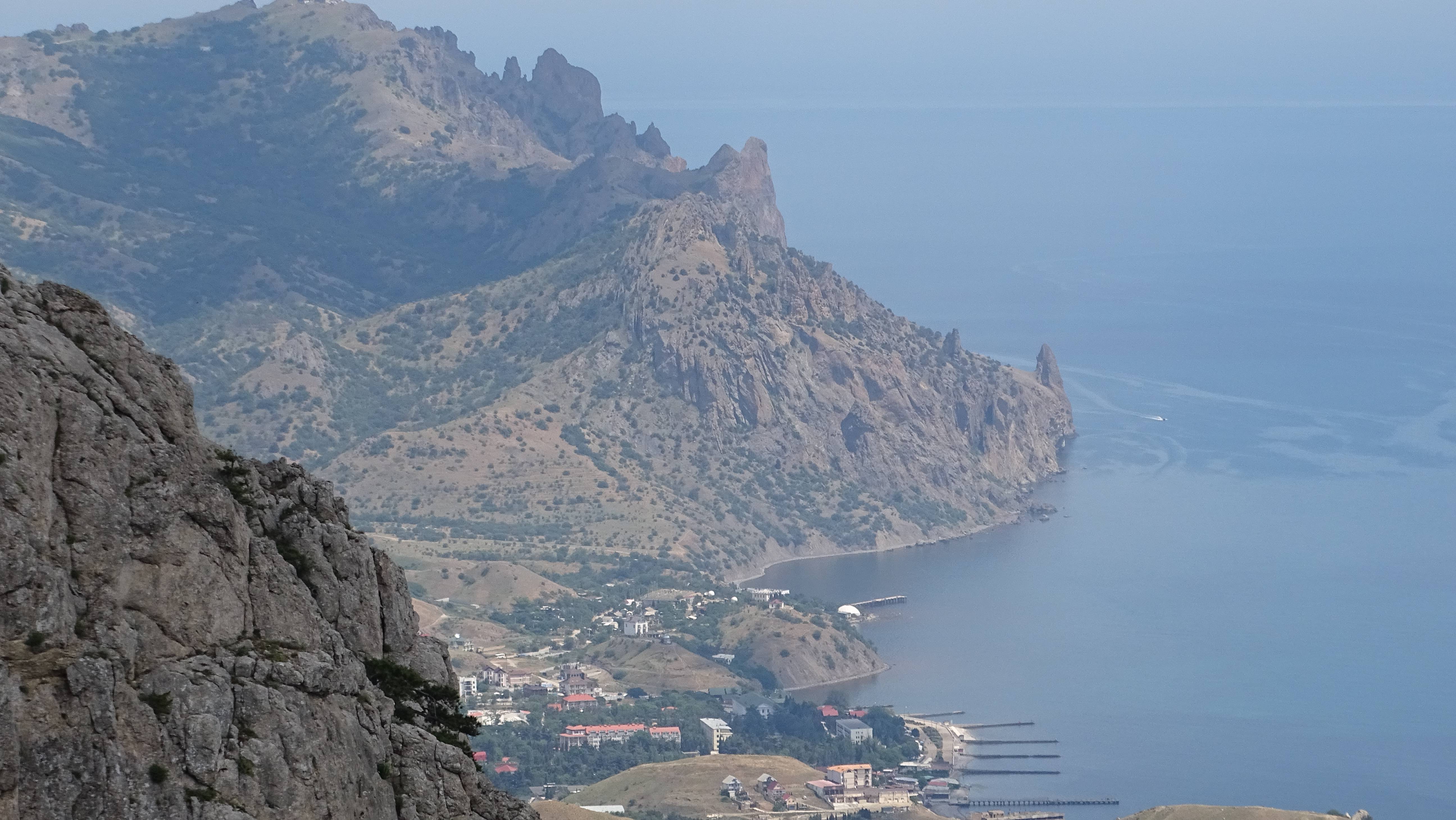 Крымский пляж у вулкана Кара Даг. Пляж Биостанции в посёлке Курортное.