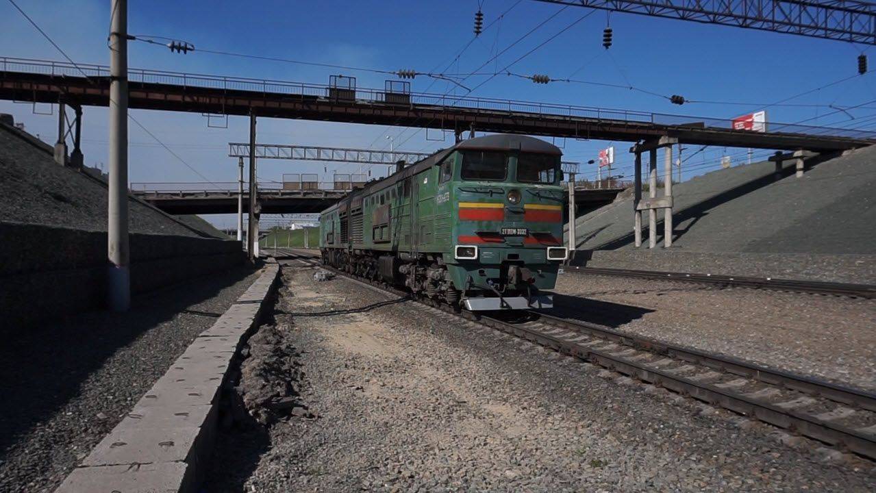 Тепловоз 2ТЭ10М-3332. Зелёное ведро резервом с 10Д100.