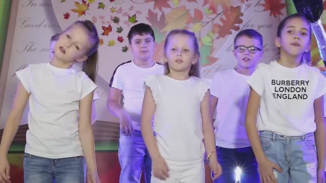 👭 Песня «Верный друг»: Душевное выступление начальной школы | Детская музыка ❤️