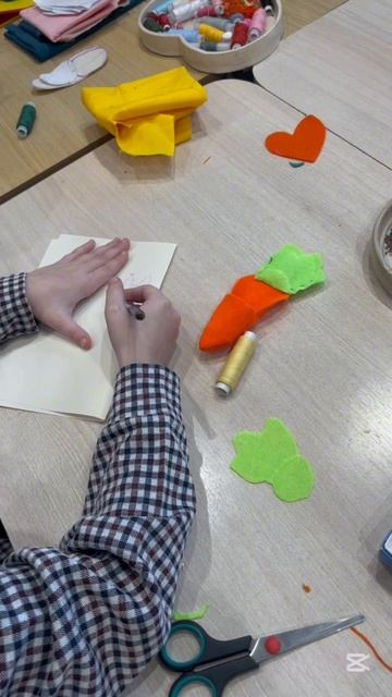 Шьем игрушки на рукоделии в Детском центре «Движение»