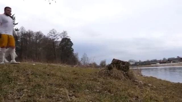 Виталик Зелёный Ловлю раков руками в ледяной воде