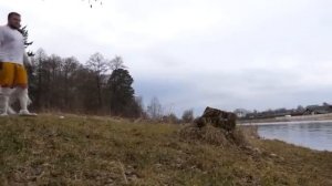 Виталик Зелёный Ловлю раков руками в ледяной воде