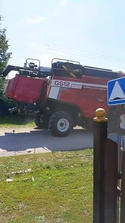 Комбайны выдвинулись в поле.