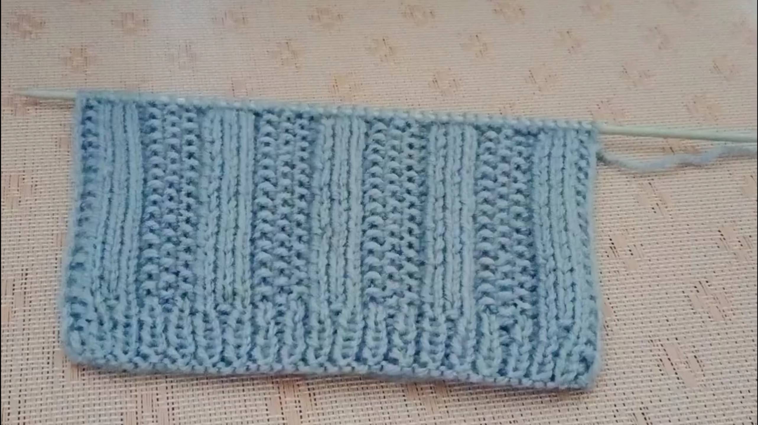 Плотный узор спицами только лицевыми и изнаночными петлями.