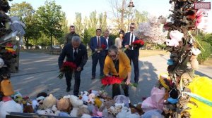Делегация депутатов Херсонской и Запорожской области возложили цветы на Аллее Ангелов