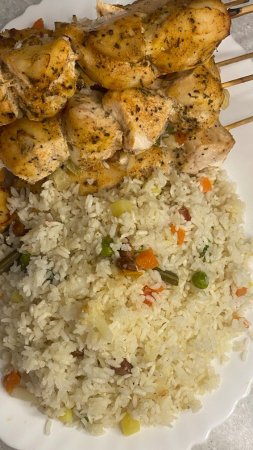 Куриная грудка с рисом и овощами в духовке.