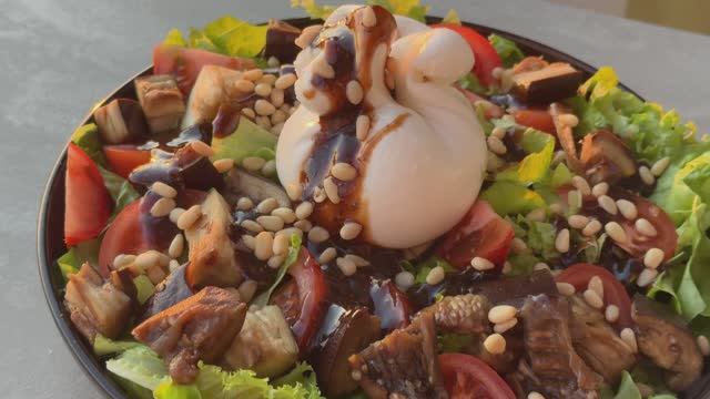 Салат с запеченным баклажаном и бурратой
Попробуйте это идеальное сочетание