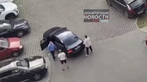 В Санкт-Петербурге 
очевидцы запечатлели инцидент на видео. На кадрах видно, как мужчина топором раз